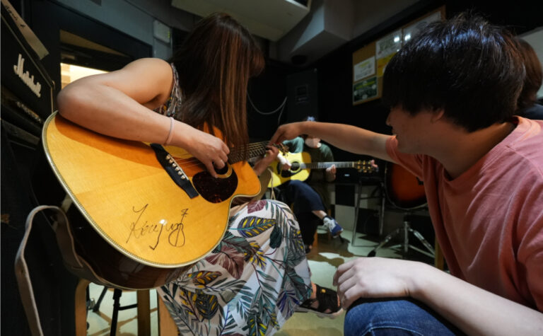 初心者から楽しめるカントリーミュージックのグループレッスン！ヒロキンスのギターラボの魅力 | KGA Studio
